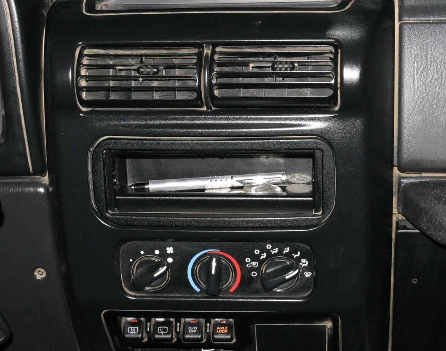 Dashboard Stereo Cutout Tray - Universal (Black)